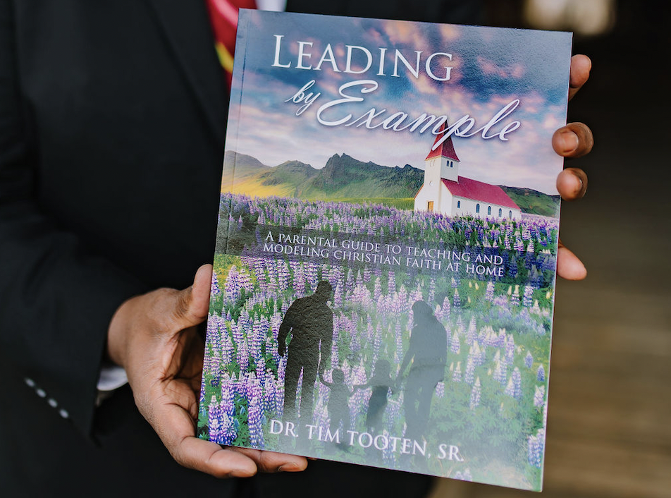 Leading By Example, A Christian Faith Parental Guide - Tim Tooten, Sr.